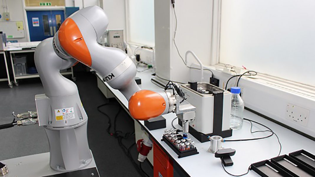 Crean «robot científico» capaz de realizar experimentos de laboratorio ...